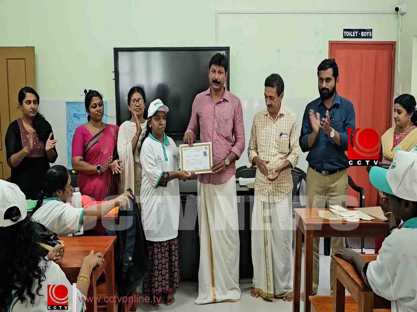 പേപ്പര്‍ ബാഗ് നിര്‍മ്മാണ പരിശീലനം സമാപിച്ചു - CCTV NEWS | KUNNAMKULAM